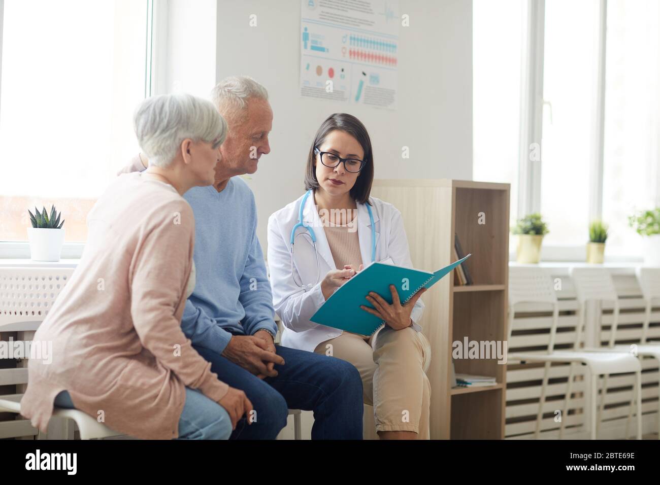 Doctor office reception hi-res stock photography and images - Alamy