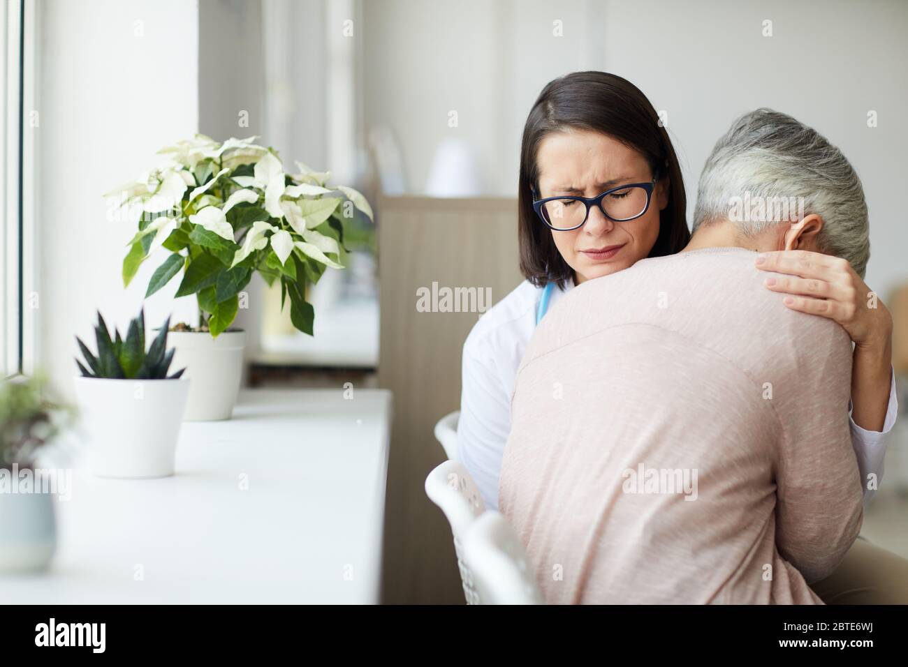 Portrait crying hugging hi-res stock photography and images - Alamy