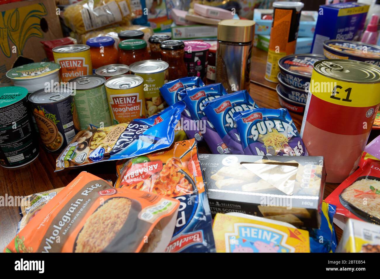 Food parcel hi-res stock photography and images - Alamy