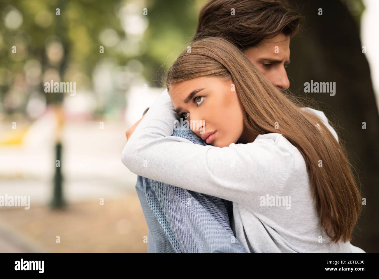 Sad couple hug park hi-res stock photography and images - Alamy