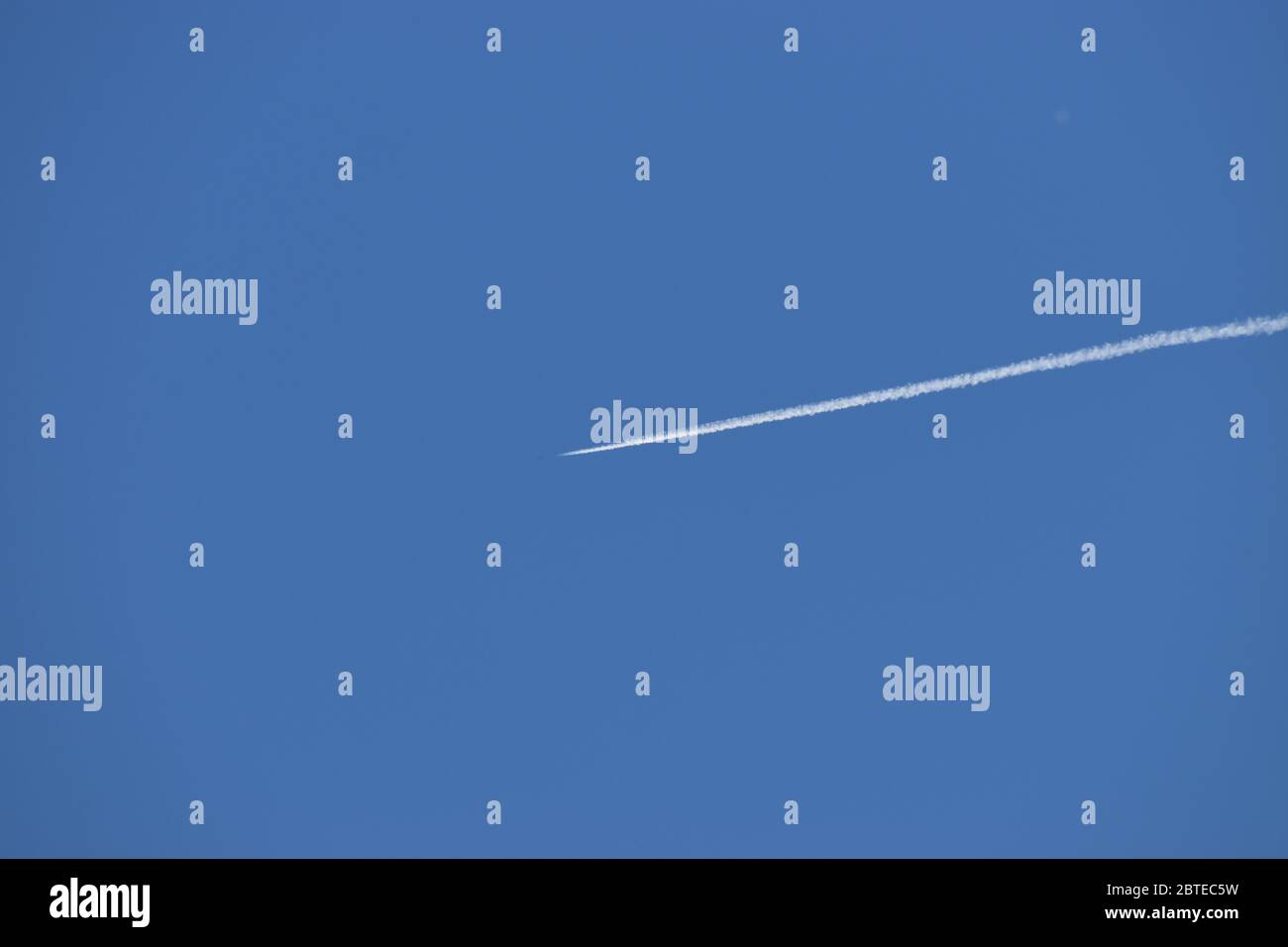 Blue sky with contrails and water hi-res stock photography and images ...