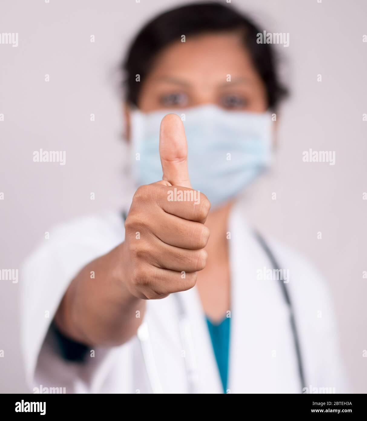 Doctor thumbs up hi-res stock photography and images - Alamy