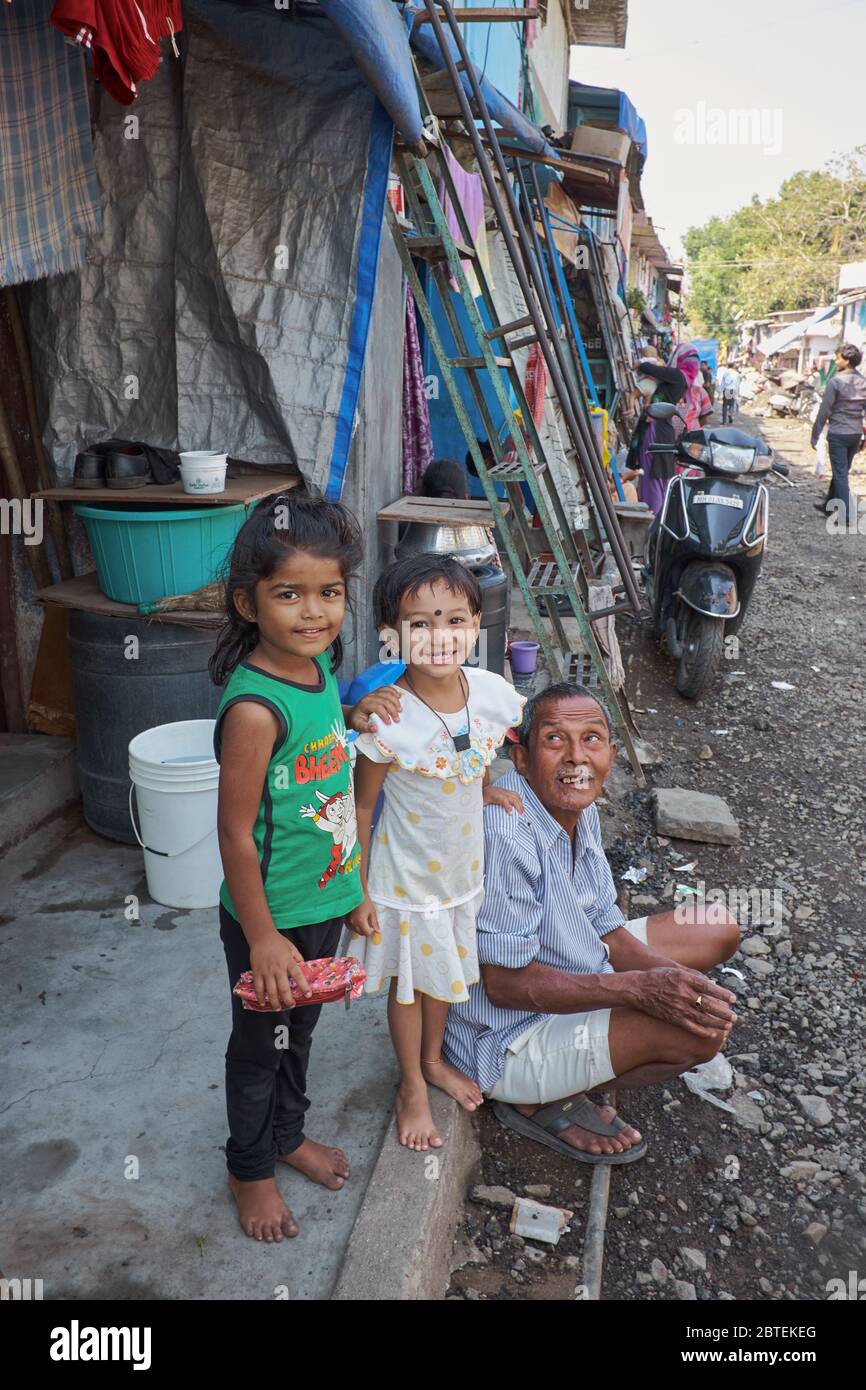 Mumbai slum hi-res stock photography and images - Alamy