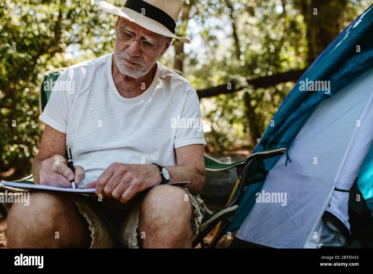 Old man writing hi-res stock photography and images - Alamy