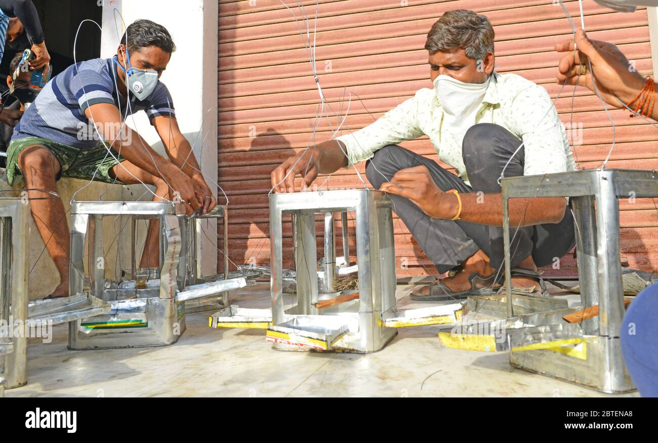 Volunteers of Shri Ram Sena makes bird feeder as water pots 'Parinda ...
