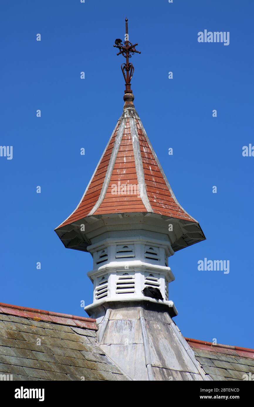 Architectural feature or structure on the top of Pilling Methodist ...