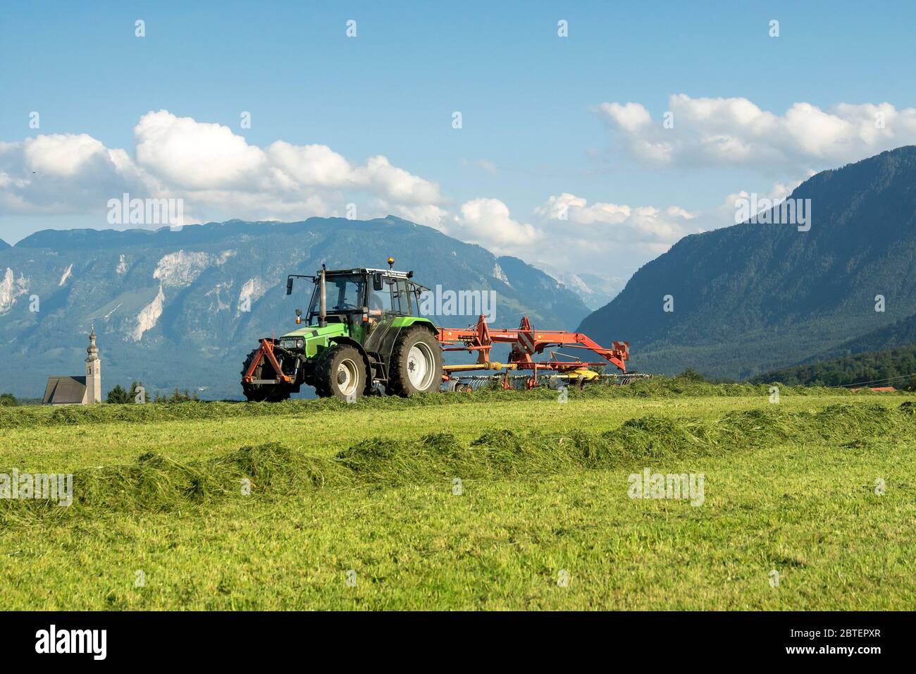 Heu einbringen hi-res stock photography and images - Alamy