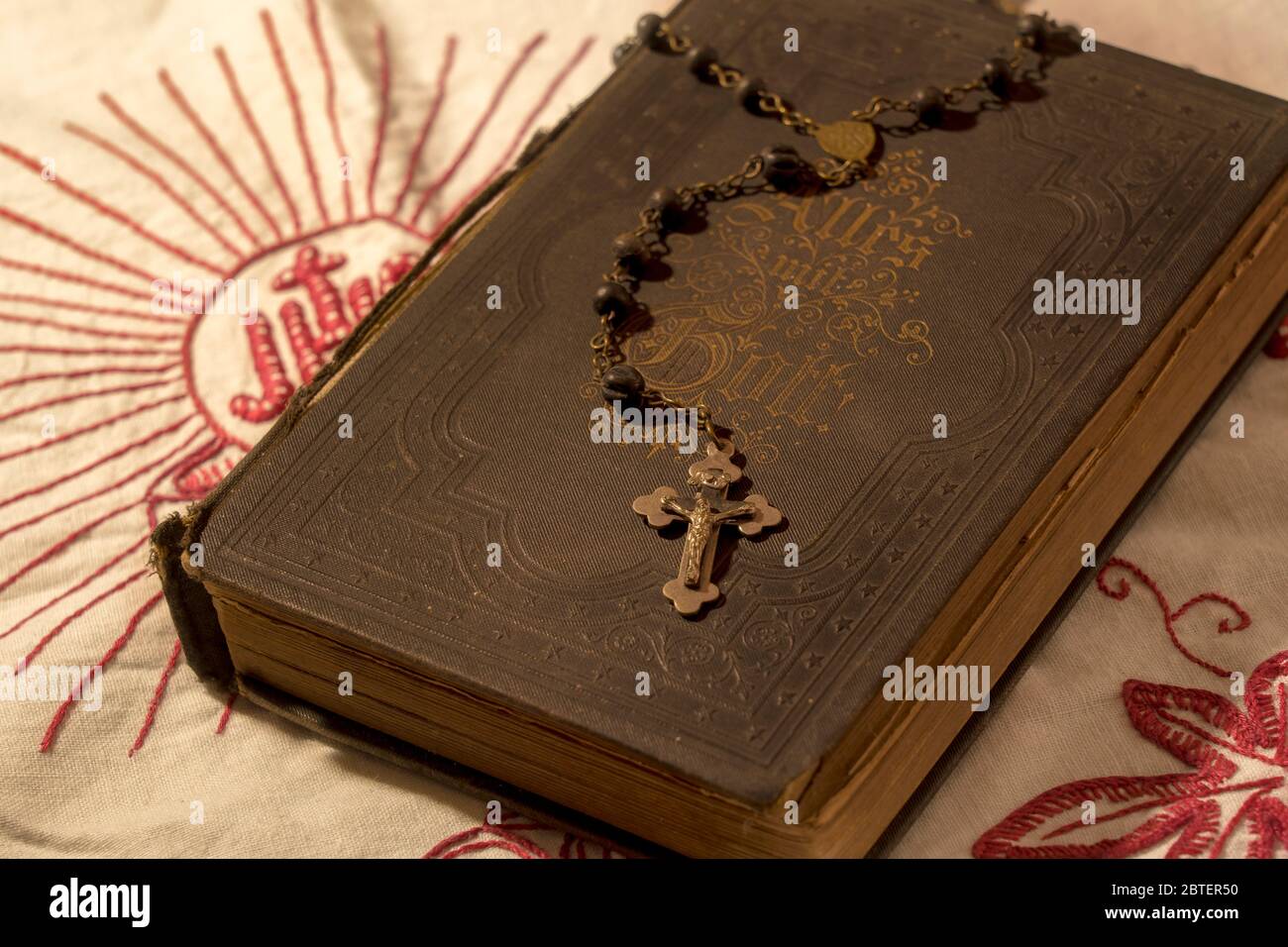 Rosenkranz und Gebetbuch - christlicher Glaube Stock Photo - Alamy