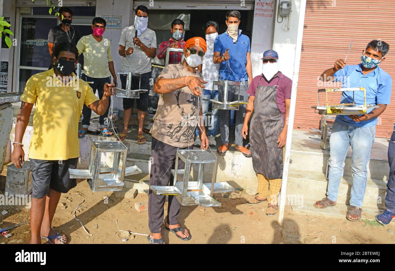 Volunteers of Shri Ram Sena makes bird feeder as water pots 'Parinda ...