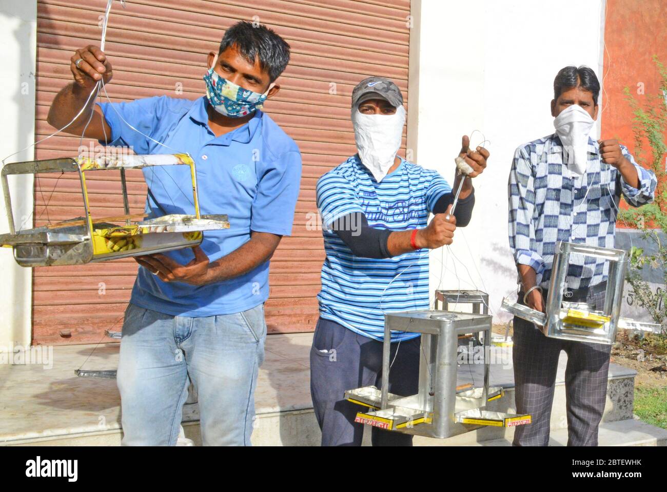 Volunteers of Shri Ram Sena makes bird feeder as water pots 'Parinda ...