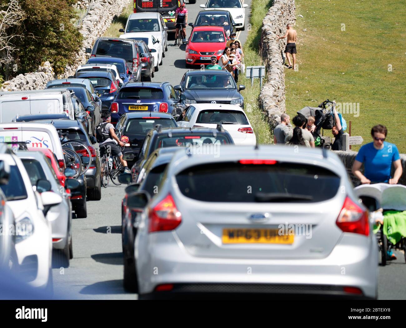 Gridlock stretches on road in burnsall in the yorkshire dales hi-res ...