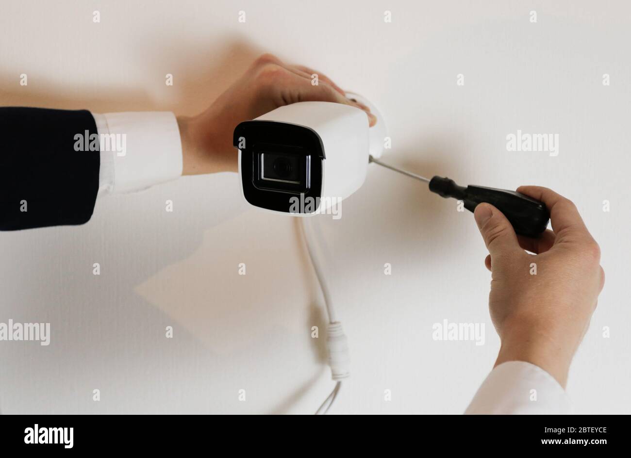 Installation of CCTV camera for home security. Videcam, smart home ...