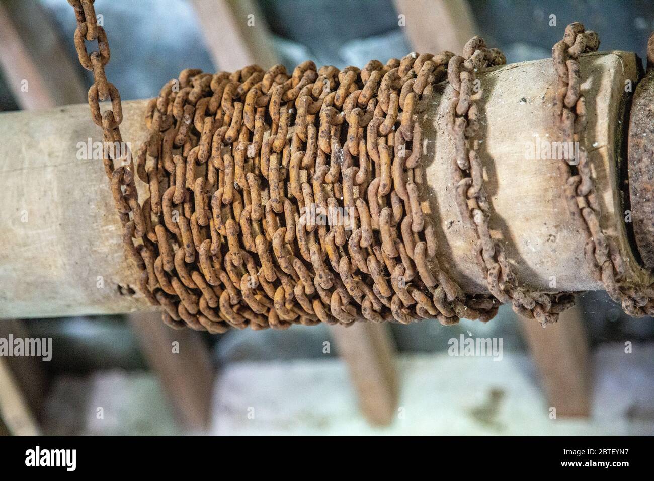 Lifting chain hi-res stock photography and images - Alamy