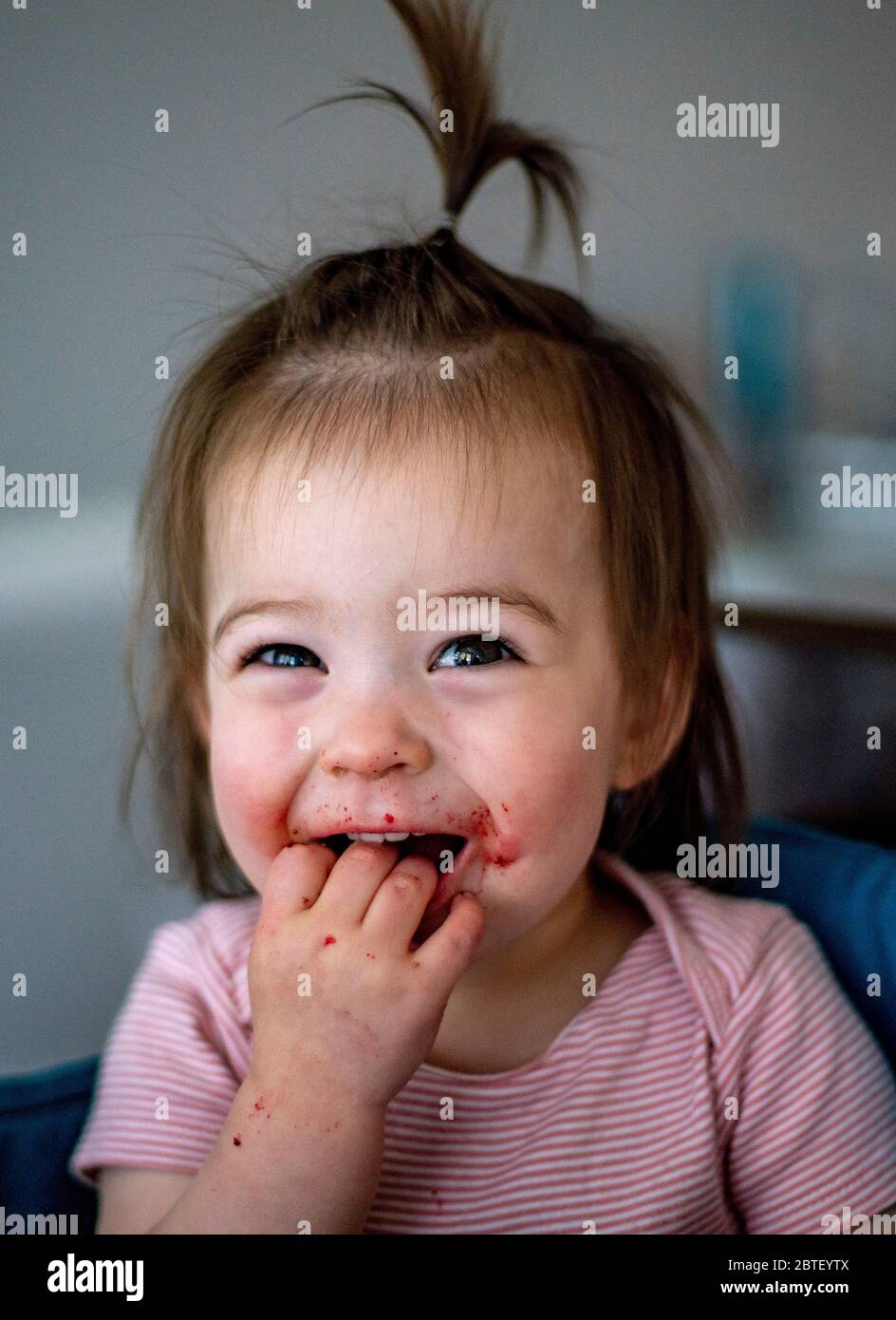 Giggling face hi-res stock photography and images - Alamy