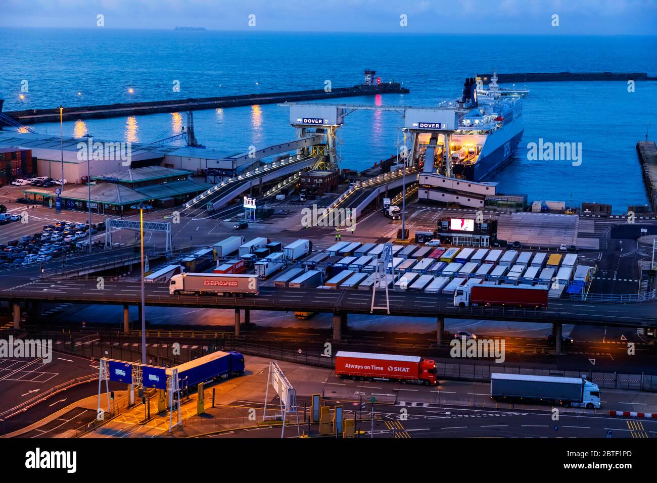 Container ships dover hi-res stock photography and images - Alamy