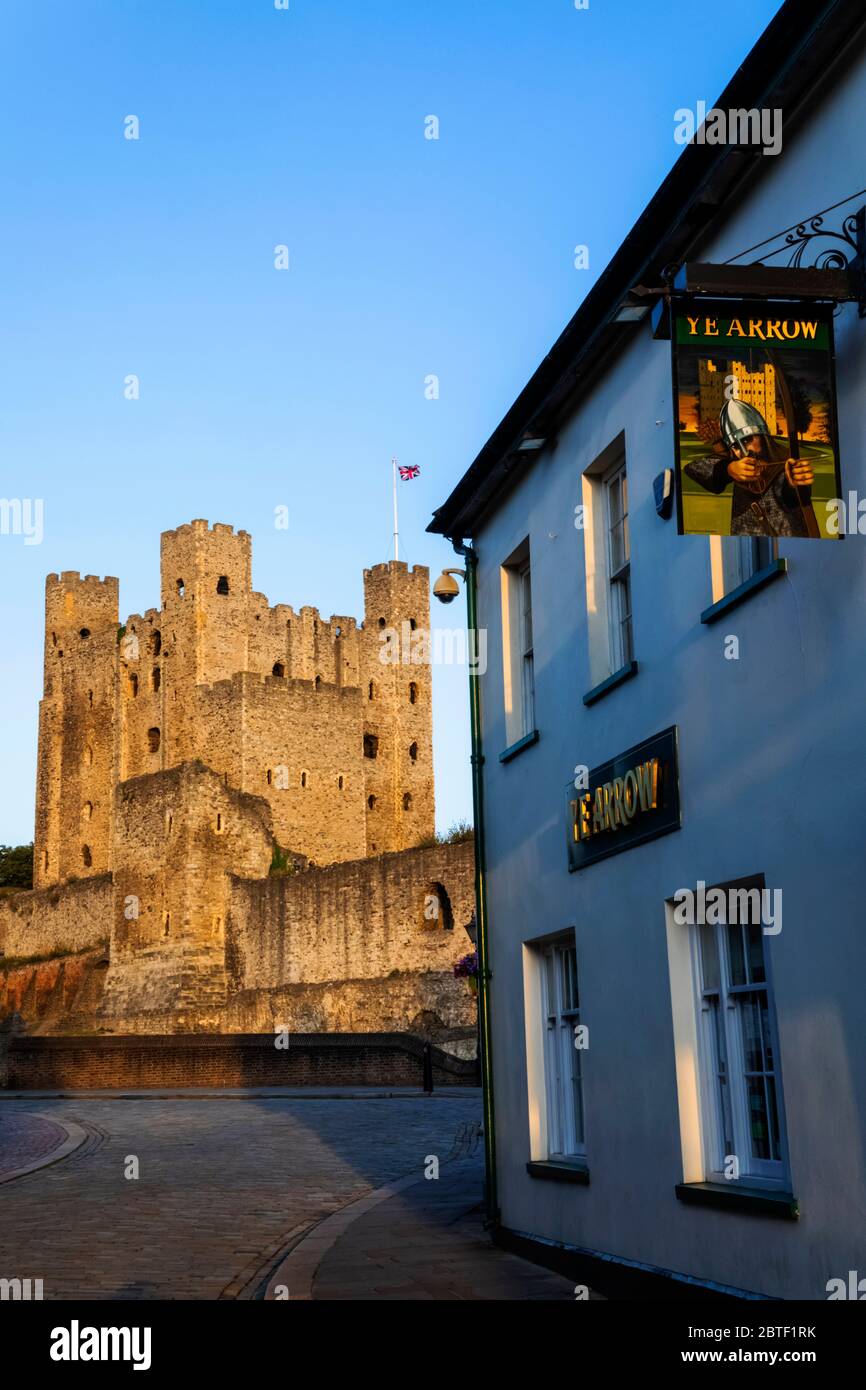 England, Kent, Medway, Rochester, Rochester Castle and Ye Arrow Pub ...
