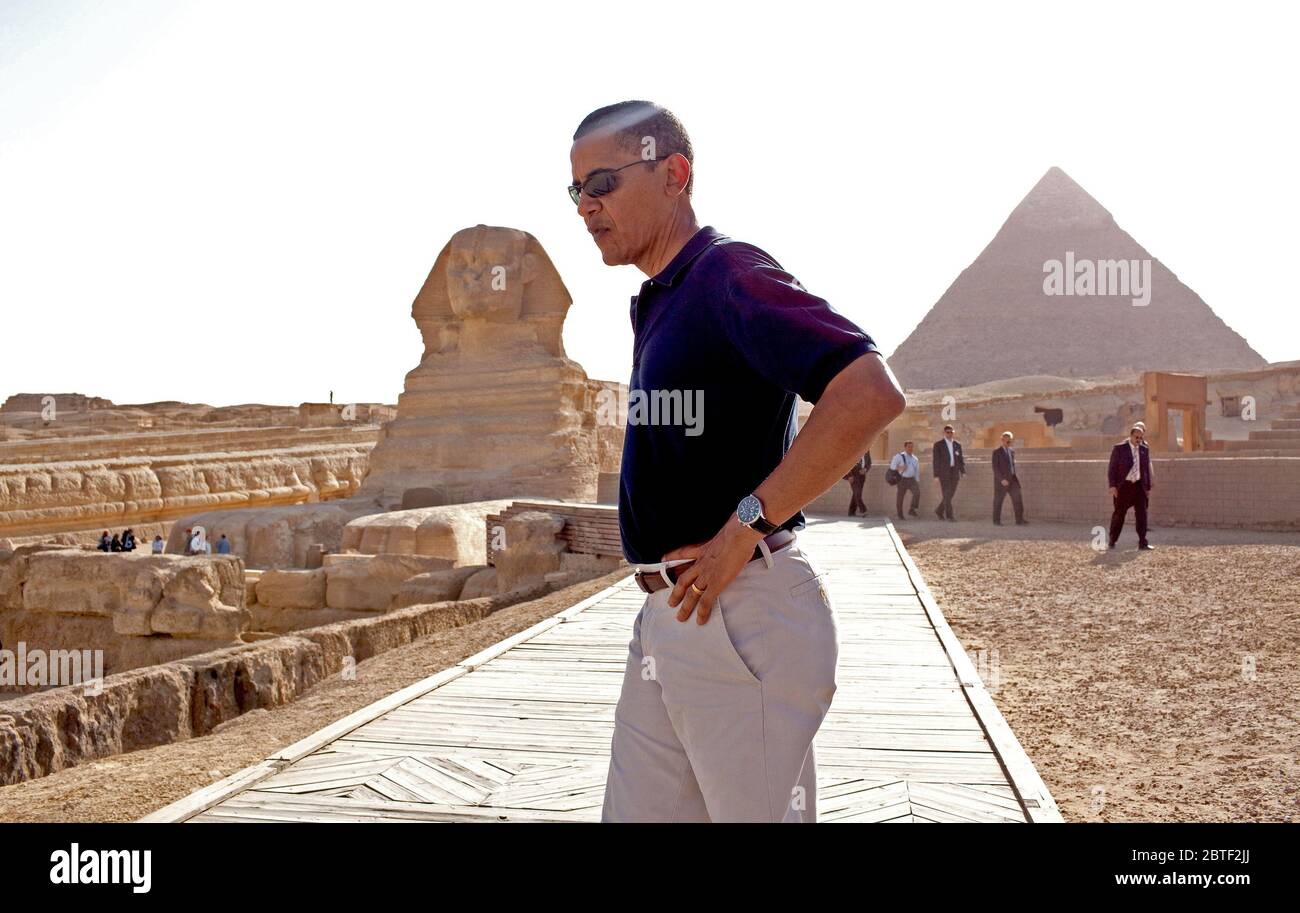 President Barack Obama tours the Egypt's Great Sphinx of Giza (left ...
