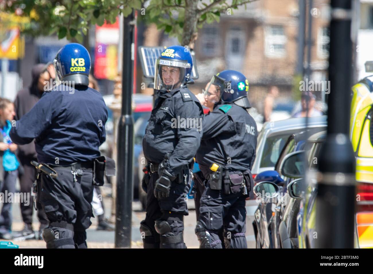 Police raid uk hi-res stock photography and images - Alamy