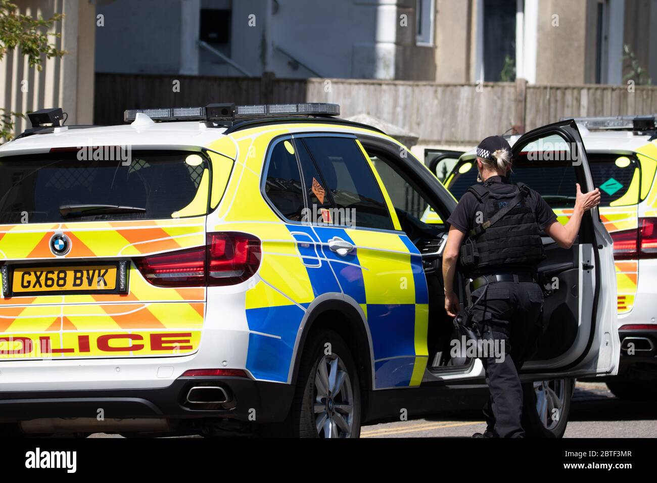 Armed police uk hi-res stock photography and images - Alamy