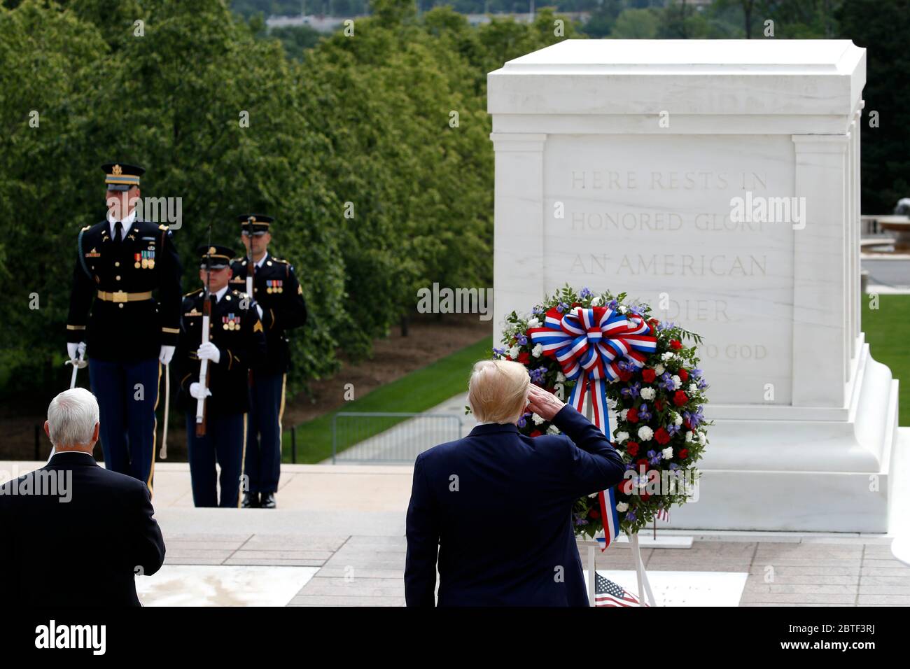 President trump in cemetery hi-res stock photography and images - Alamy