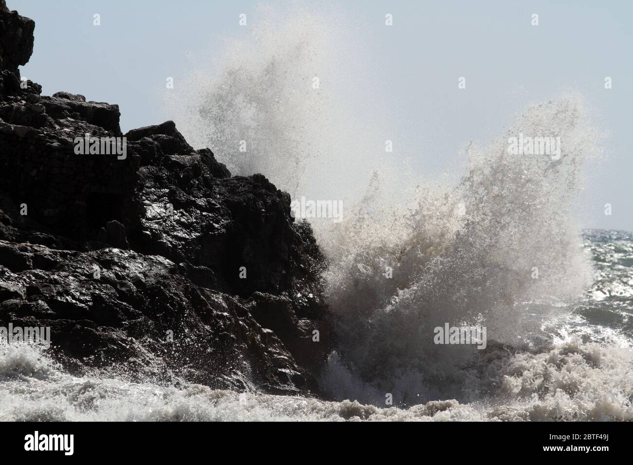 Wave crashes on rock hi-res stock photography and images - Alamy
