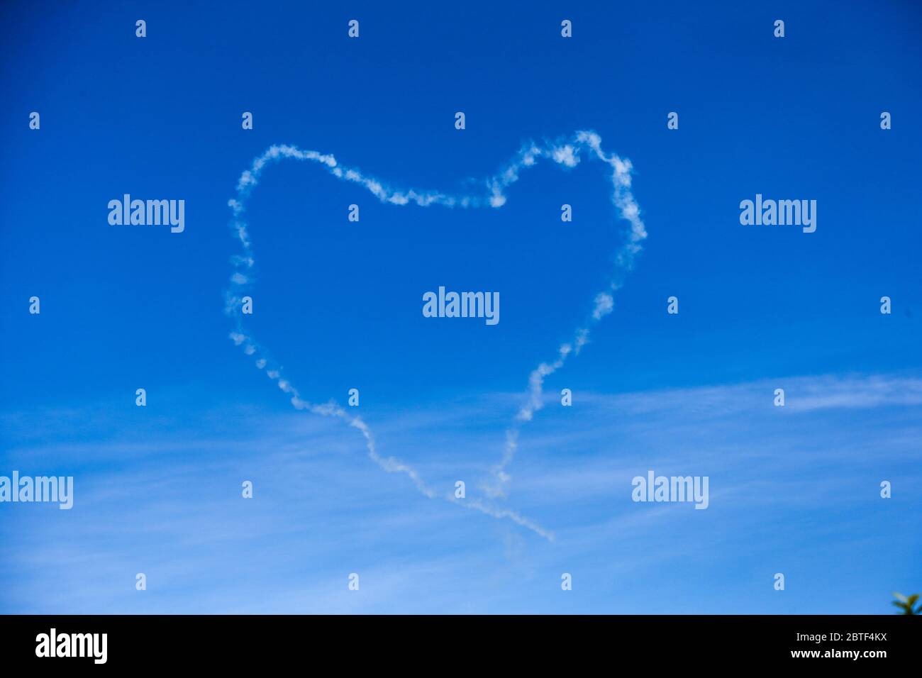 Skywriting a love heart in the sky Stock Photo - Alamy