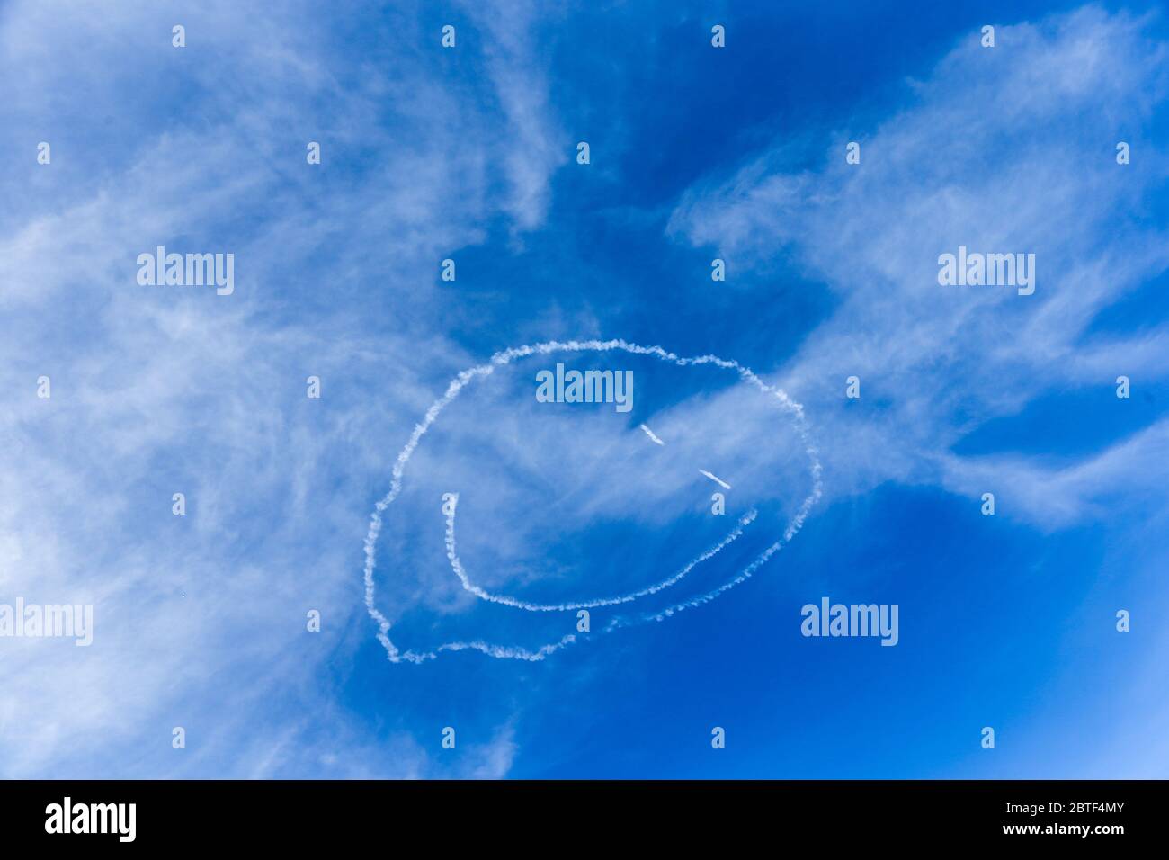 Skywriting smiley face in the sky Stock Photo - Alamy