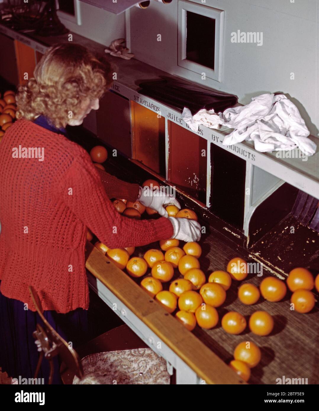 Manual labor 1940s hi-res stock photography and images - Alamy