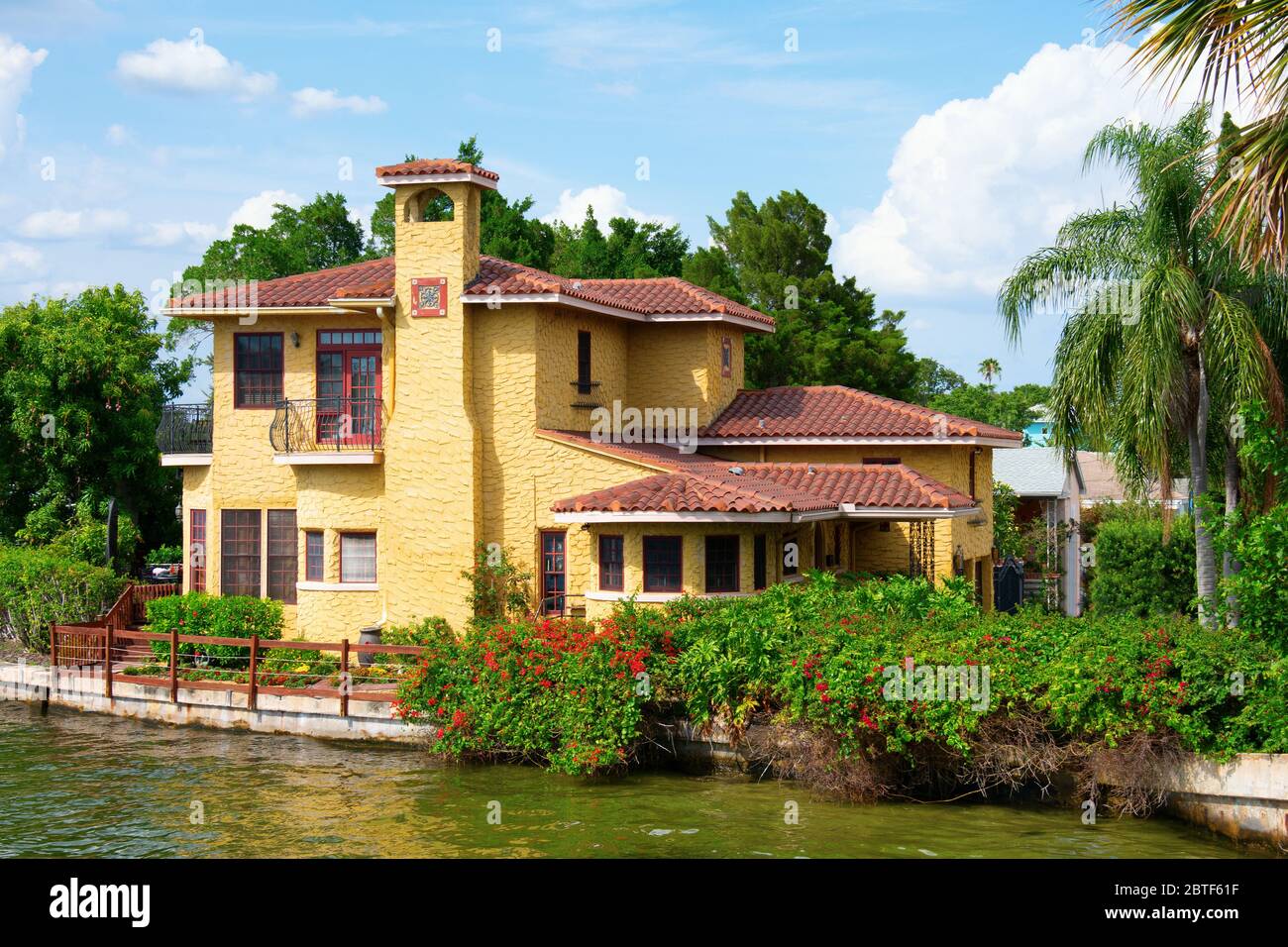 Exterior big house lush hi-res stock photography and images - Alamy