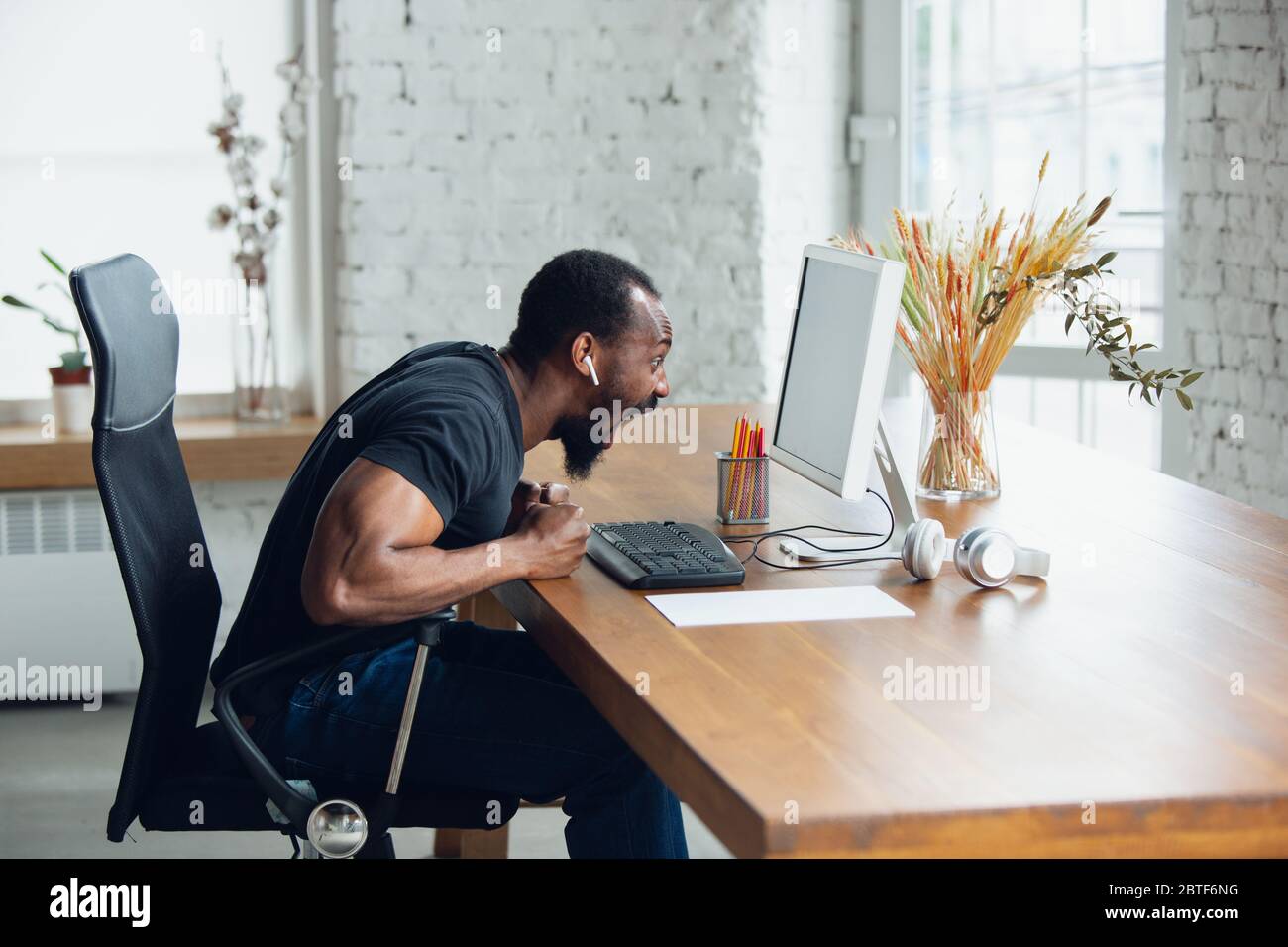 Man screaming computer screen hi-res stock photography and images - Alamy