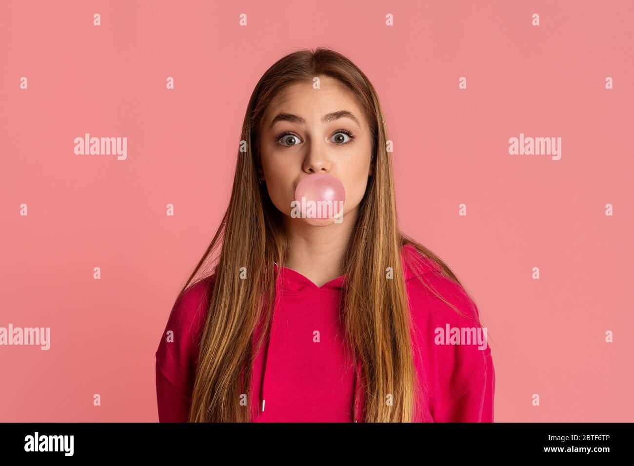 Teenage girl with wide open eyes. Blowing bubble of chewing gum Stock ...