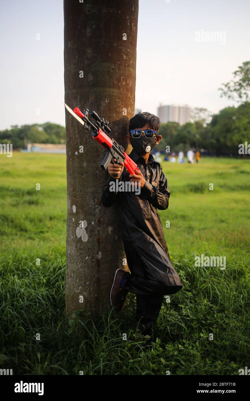 Dhaka, Dhaka, Bangladesh. 25th May, 2020. A masked boy is posing with ...