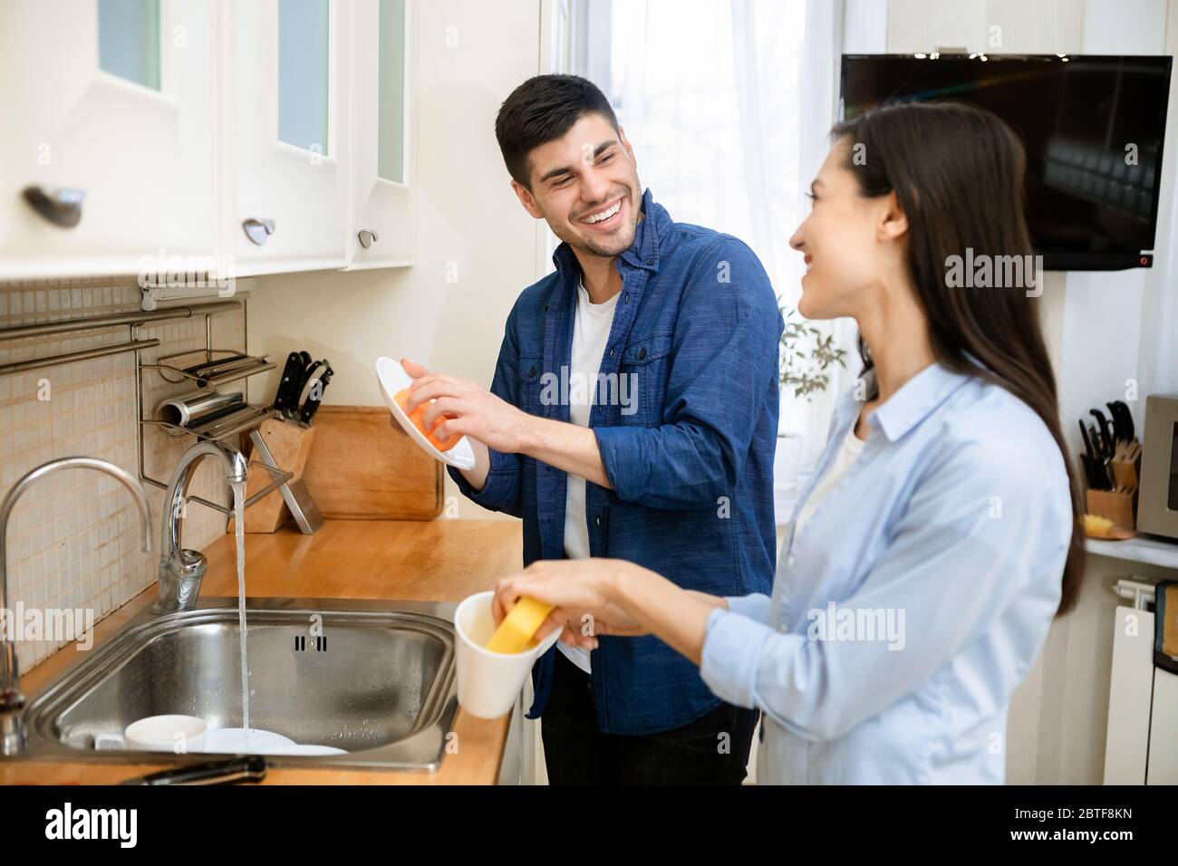 Washing dishes hi-res stock photography and images - Alamy