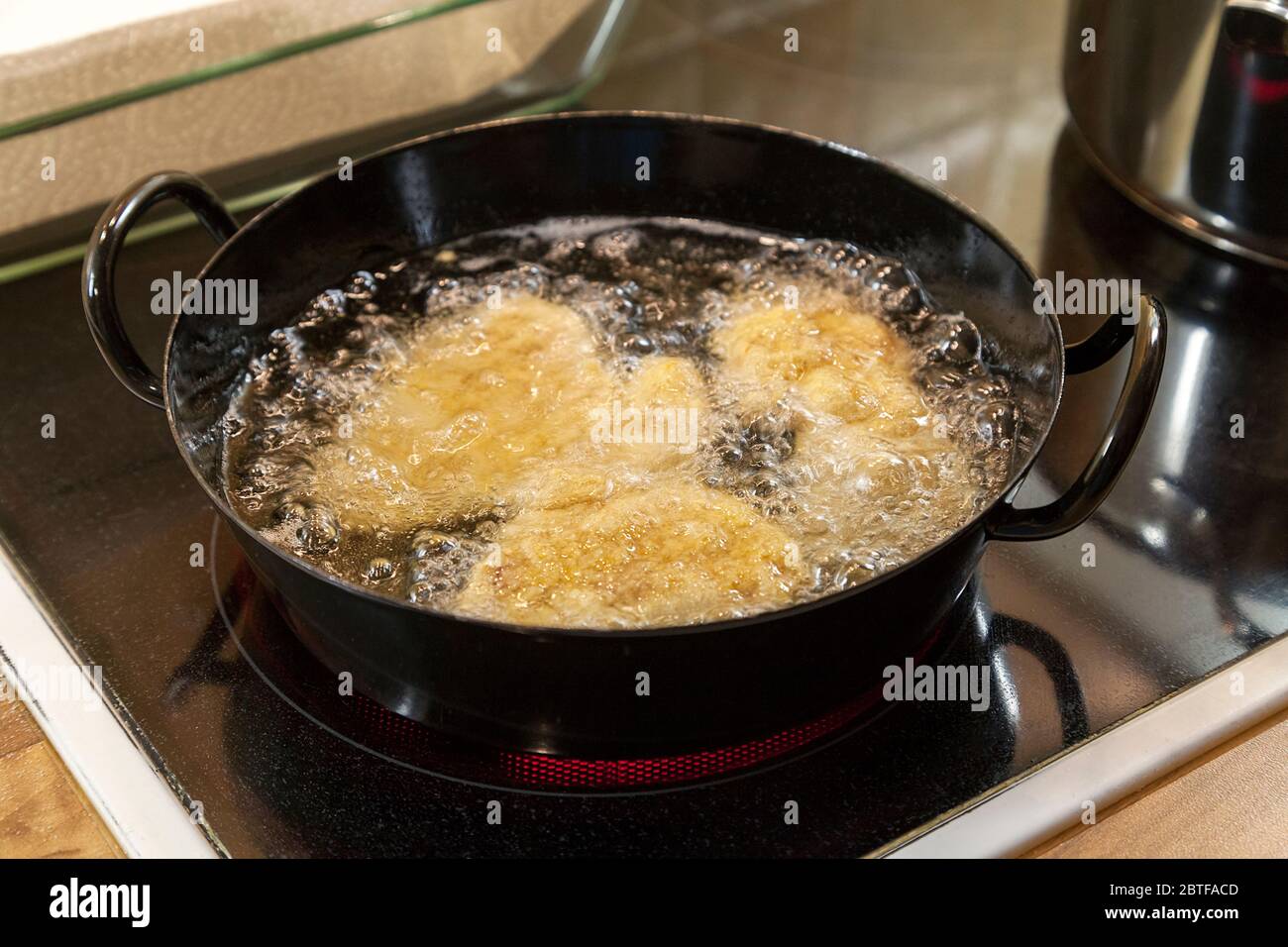Oil pan boiling hi-res stock photography and images - Alamy