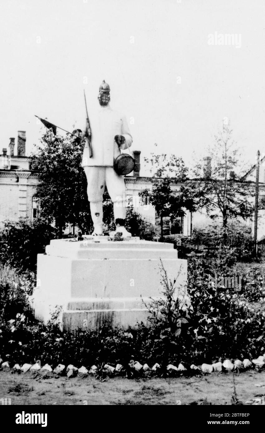 Stalin monument Operation Barbarossa - German Invasion of Russia, 1941 ...