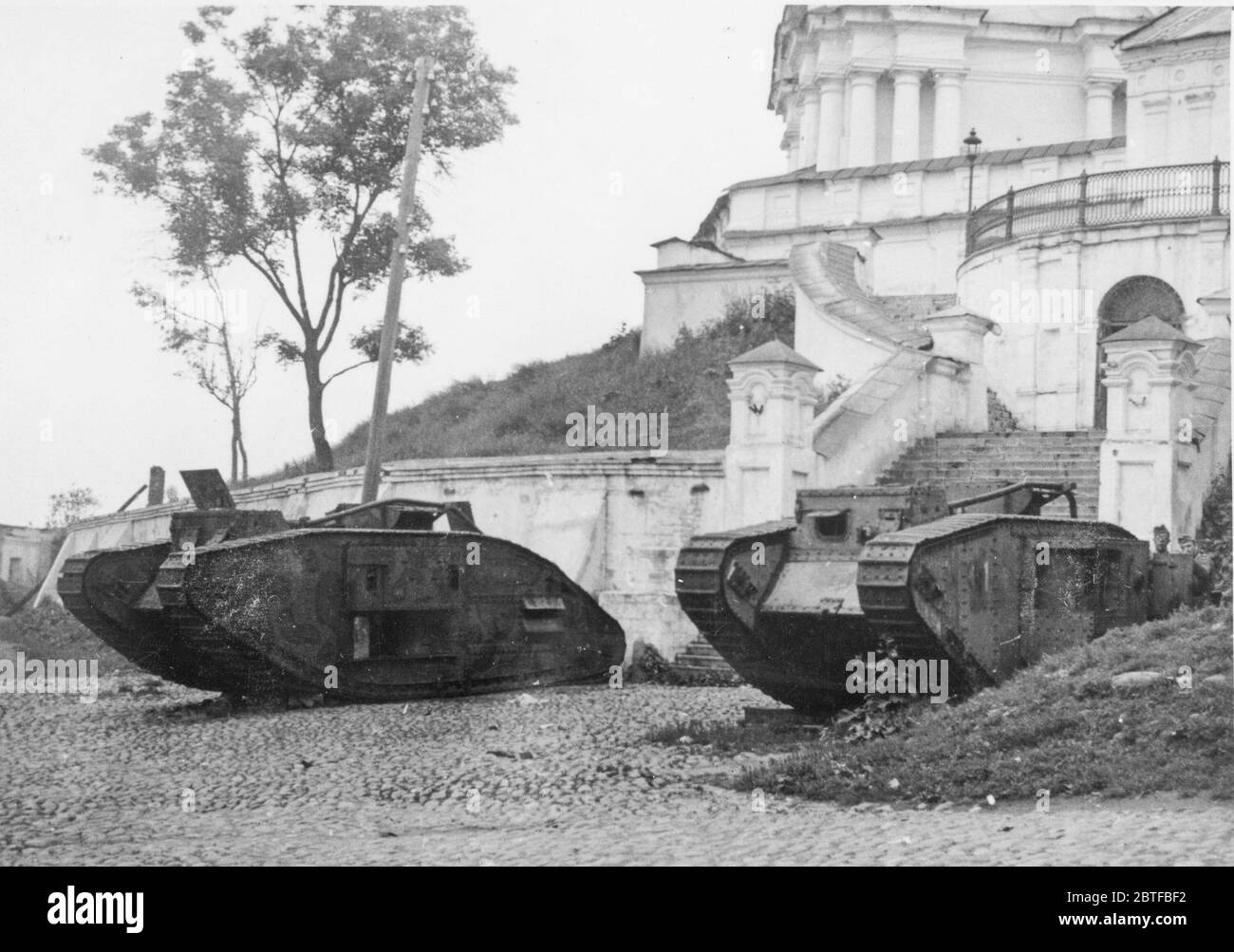 Tanks in front of the Cathedrals of Smolensk Operation Barbarossa ...