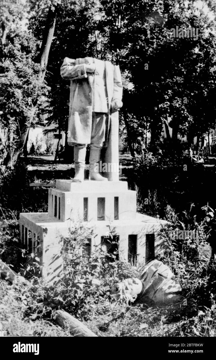 Stalin Monument broken by German troops Operation Barbarossa - German ...