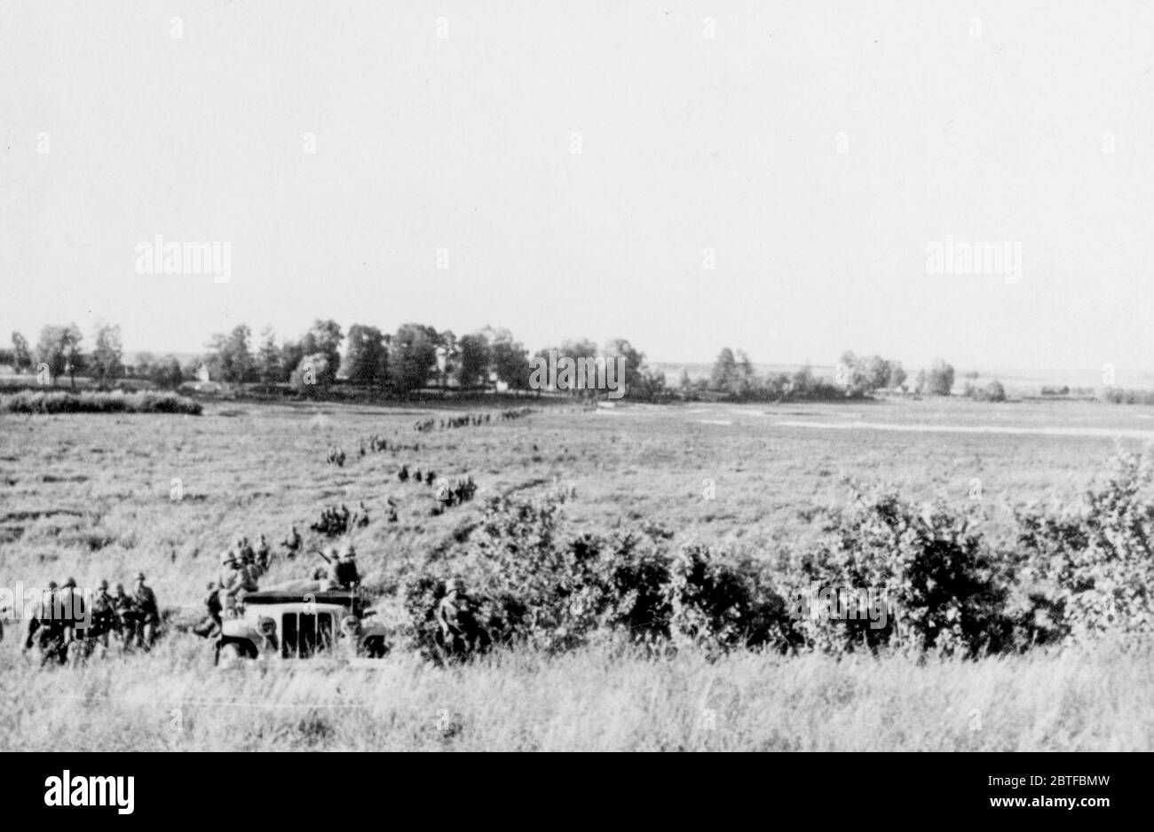 german soldiers advancing towards the Desna River Operation Barbarossa ...