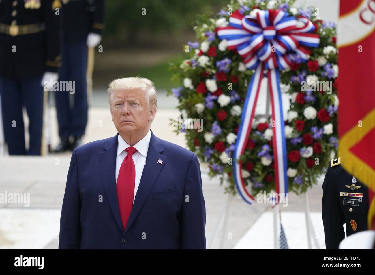 President trump in cemetery hi-res stock photography and images - Alamy