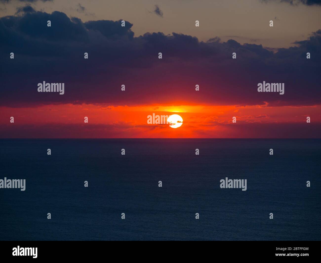 Beautiful sunset with clouds and fading sun into the horizon Stock ...