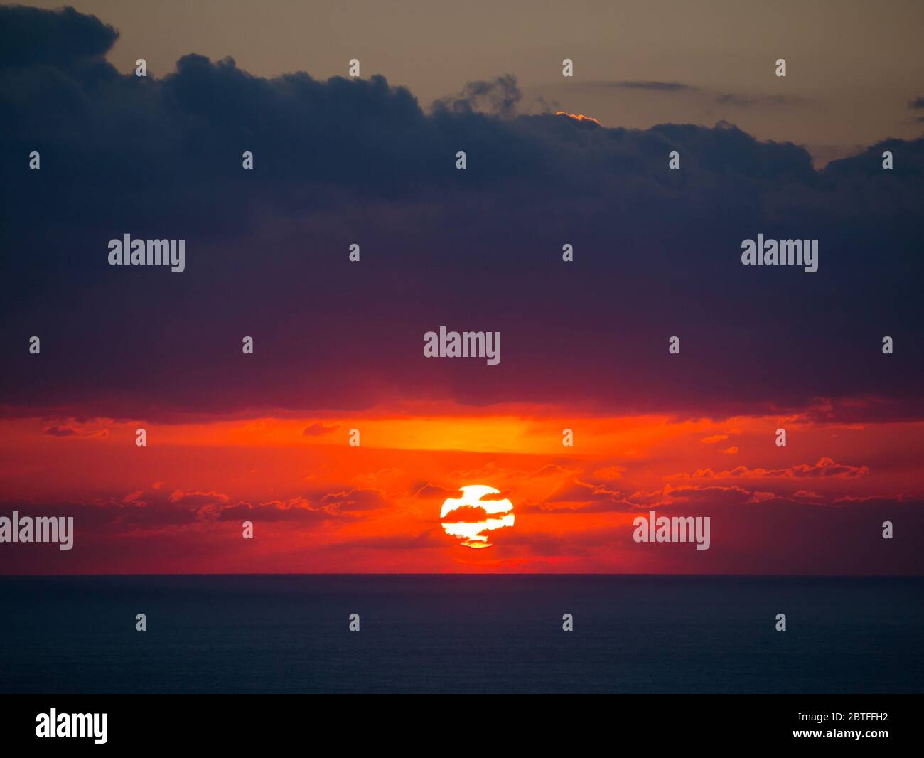 Beautiful sunset with clouds and fading sun into the horizon Stock ...