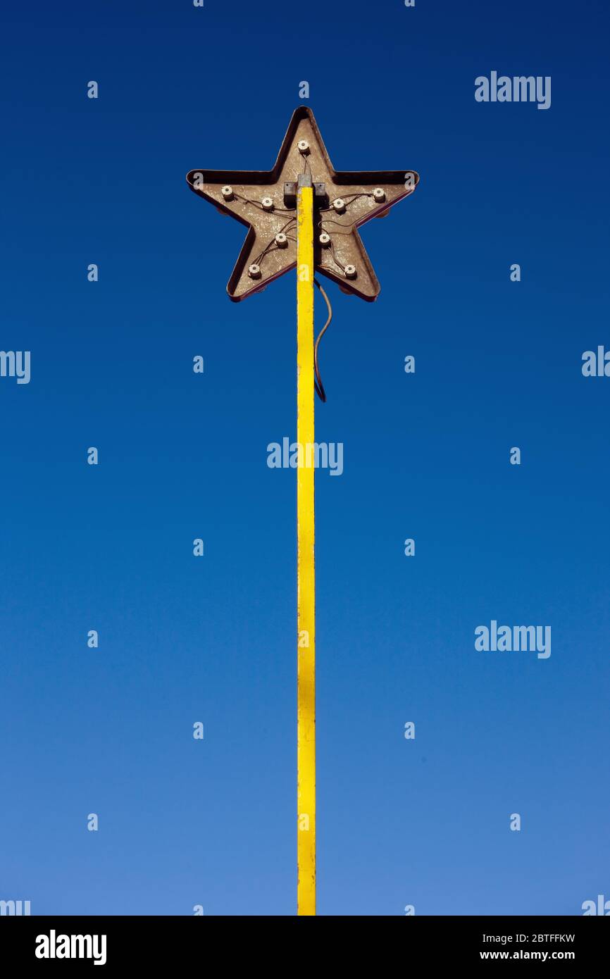 A metal star on a yellow pole on the back. Instead of a bright front ...