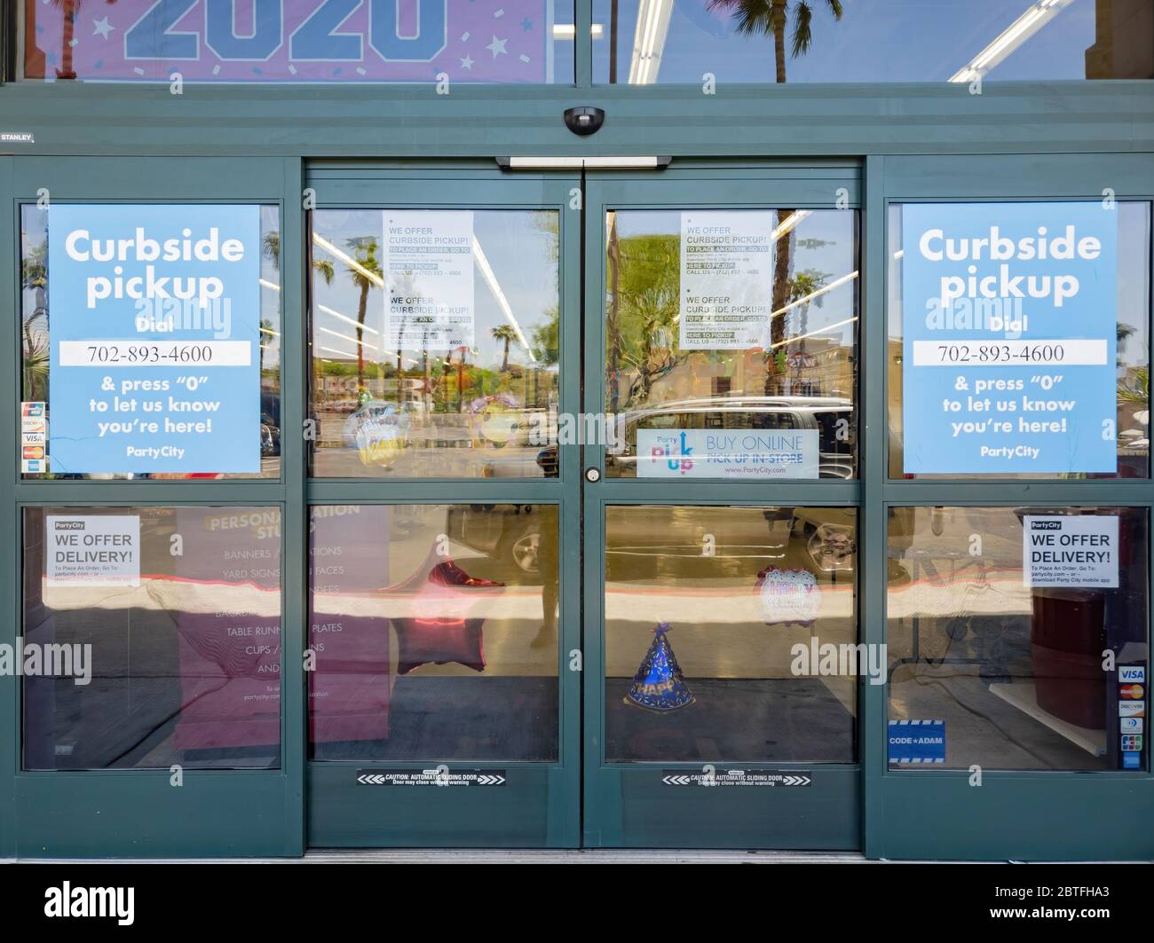 Curbside view hi-res stock photography and images - Alamy