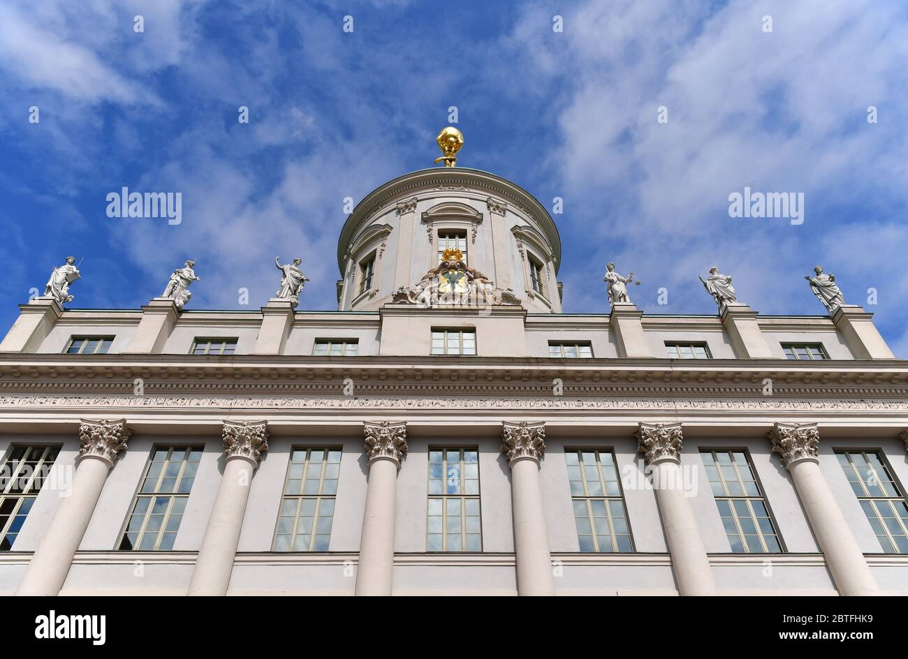 Gilded sculpture atlas hi-res stock photography and images - Alamy