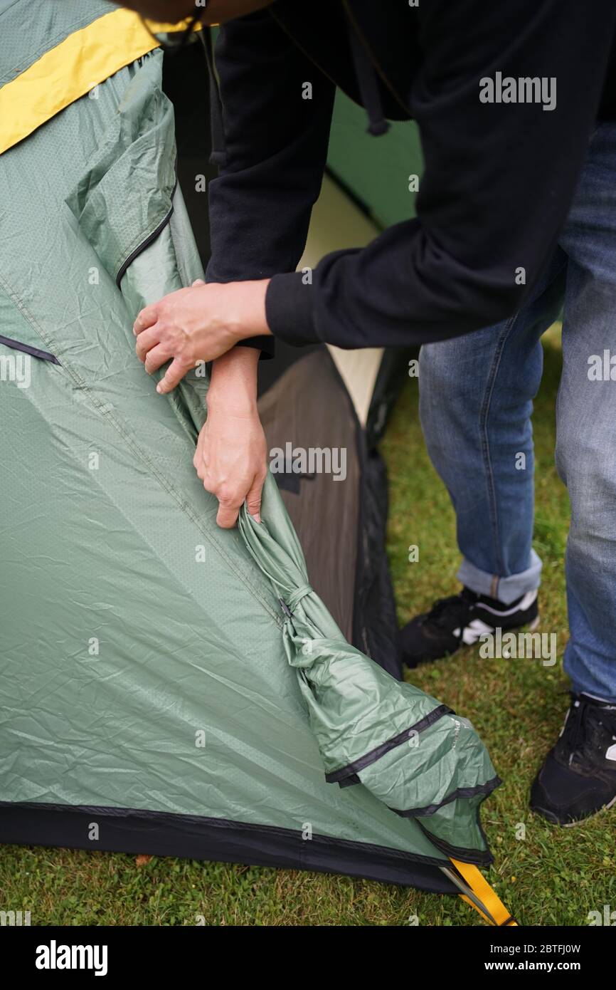 Man setting up a tent hi-res stock photography and images - Alamy