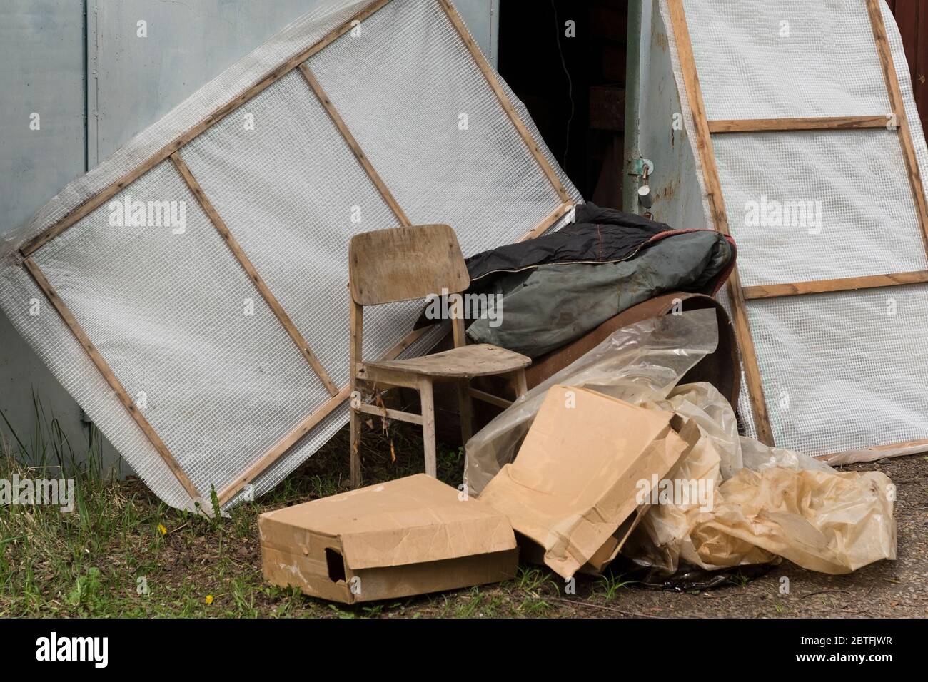 Cardboard box old stuff hi-res stock photography and images - Alamy