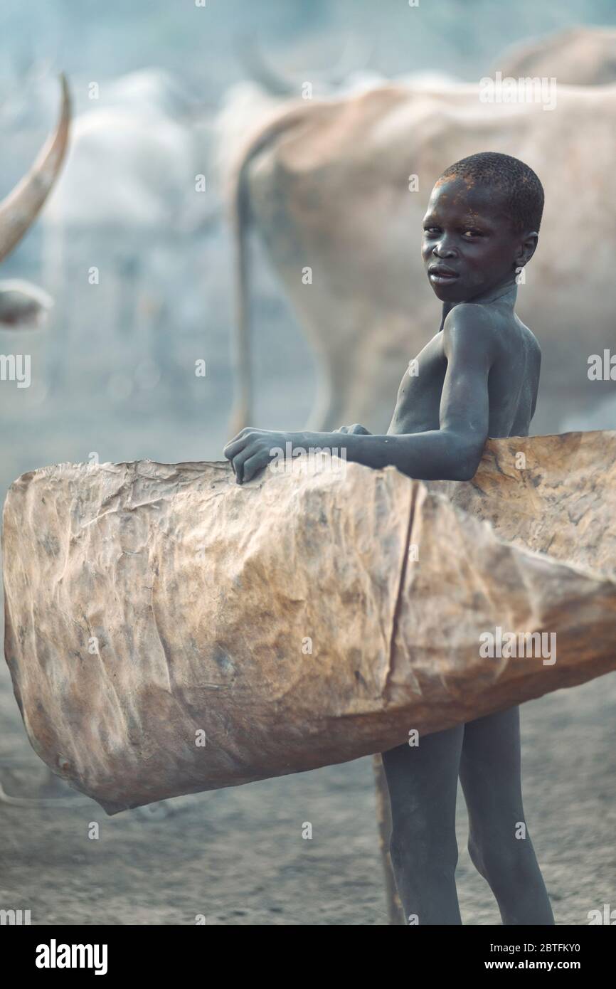 Mundari tribe hi-res stock photography and images - Alamy