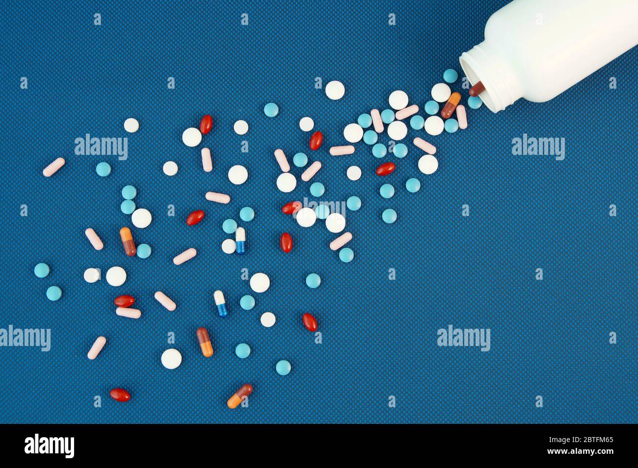 Capsules spilling out of container hi-res stock photography and images ...