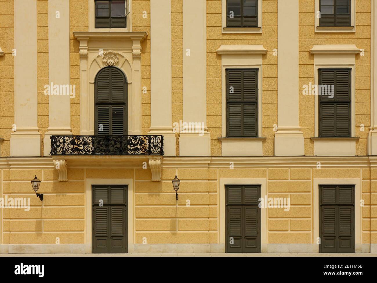 Palace windows hi-res stock photography and images - Alamy