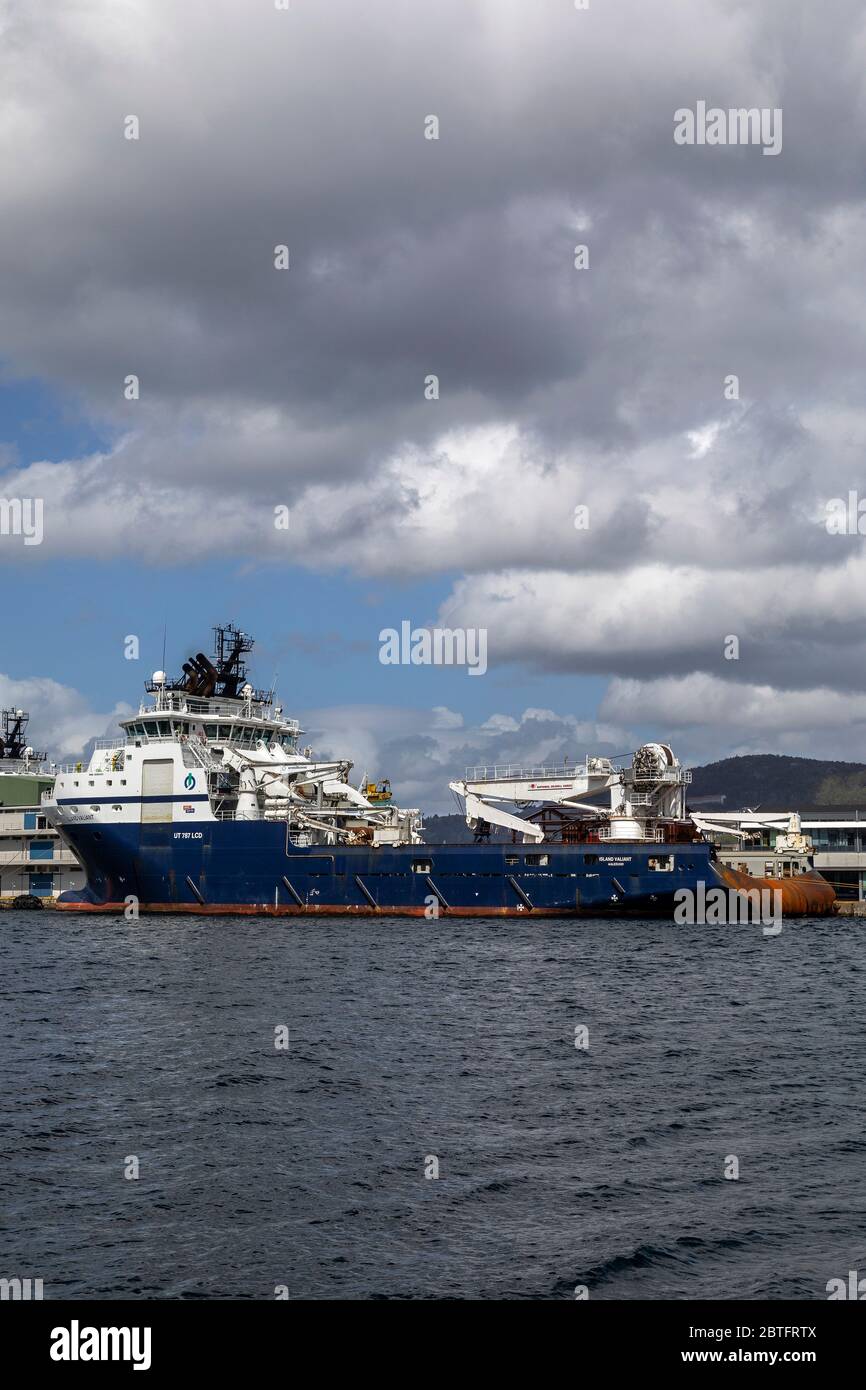 Offshore AHTS anchor handling tug supply light construction vessel ...